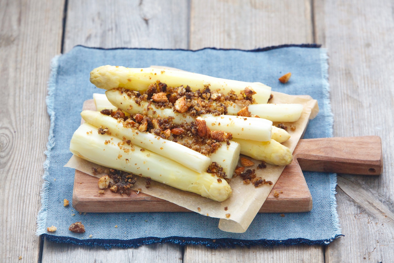 Veggipedia - Asperges met amandelkruimels