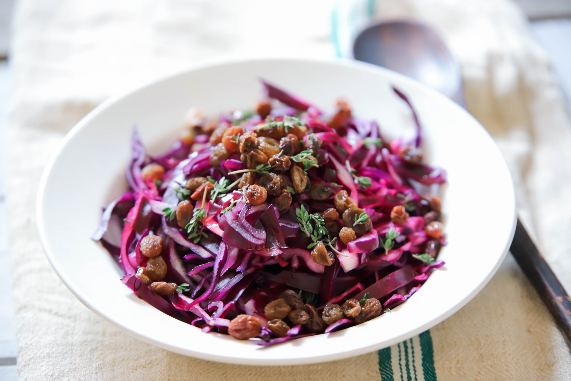 Veggipedia - Red cabbage salad with sultanas